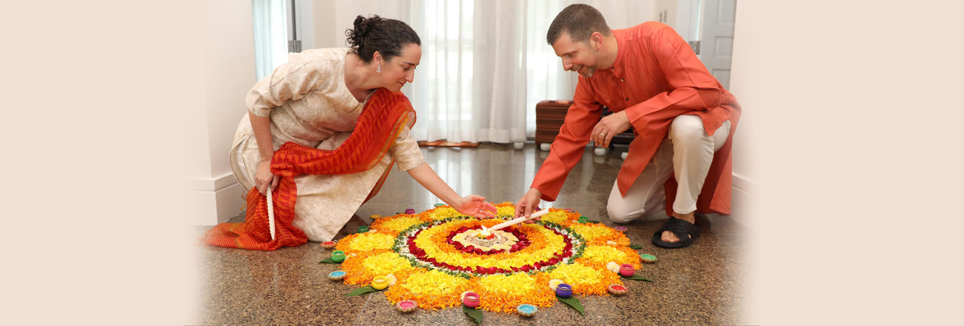 O Cônsul Geral dos EUA em Mumbai Mike Hankey e sua esposa Melissa fazem ...