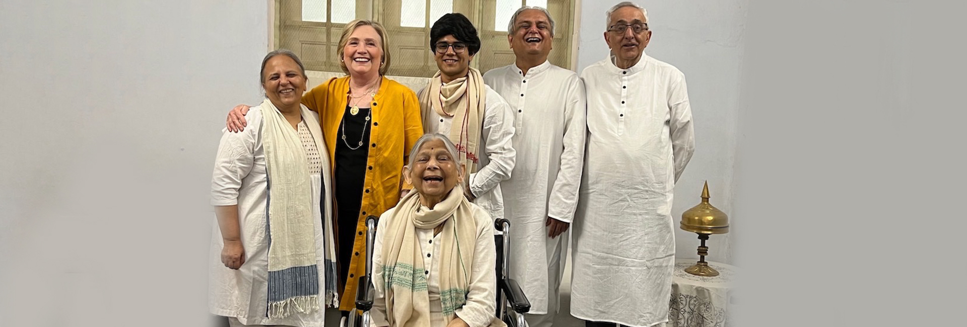 Hillary rinde tributo a Elaben Bhatt - The Global Indian